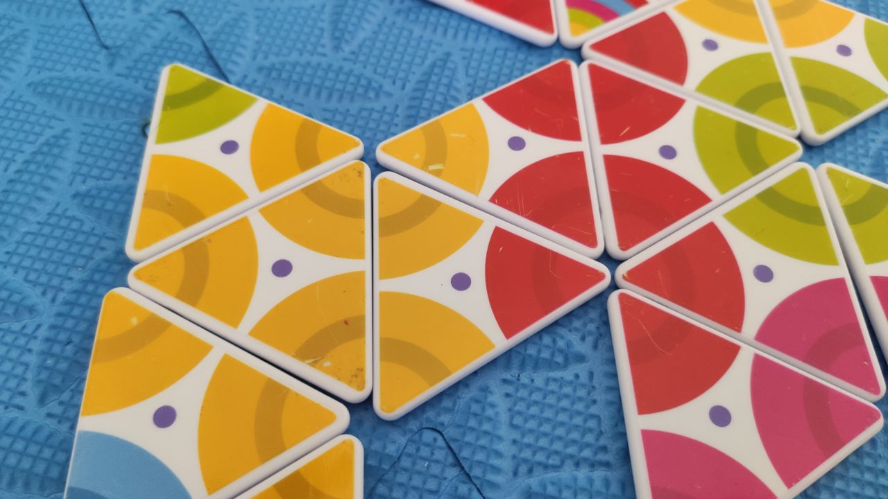 Triominos Color, mieux que les dominos ? - Blog des Parents