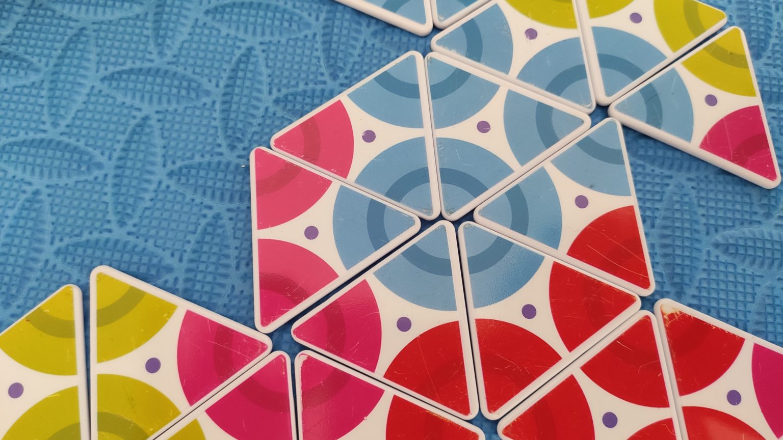 Triominos Color, mieux que les dominos ? - Blog des Parents